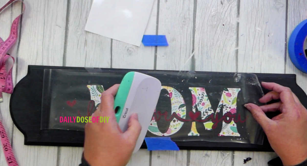 knockout tutorial vinyl sign (7) - Daily Dose of DIY
